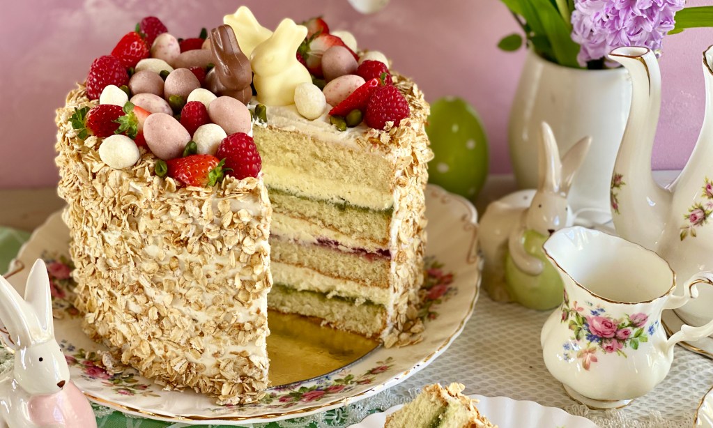 DIE Ostertorte 2024! Fluffiger Biskuit mit zarter Zitronen-Sahnecreme, Erdbeeren, Himbeeren und ...